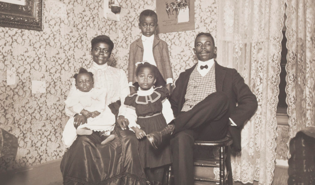 Como os negros americanos usaram retratos e fotos de família para ...