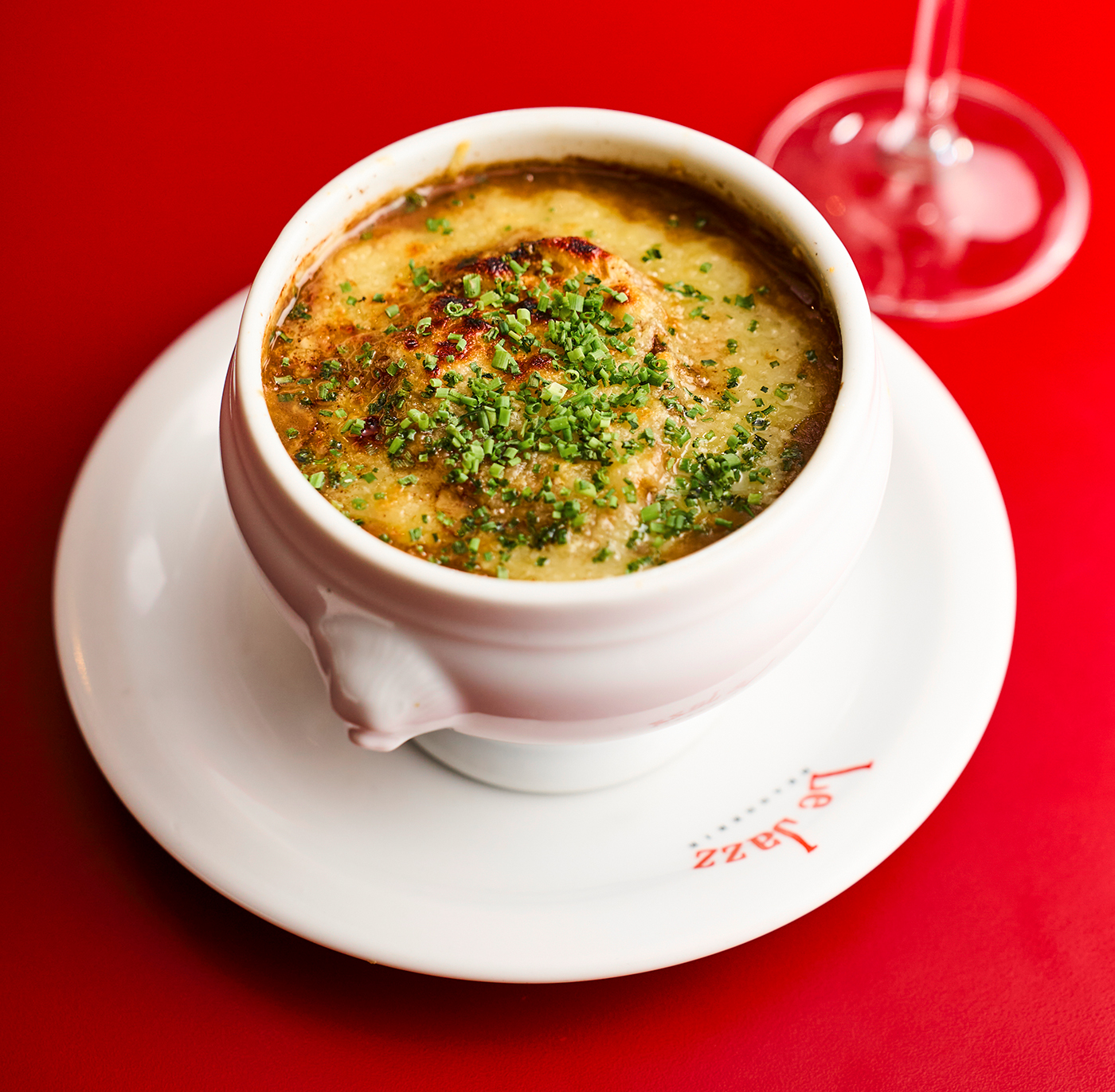 Um clássico francês: sopa de cebola com torrada gratinada — Gama Revista